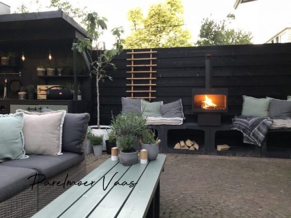 Boompje of bolboompje op stam in een pot in de voortuin kleine tuin!