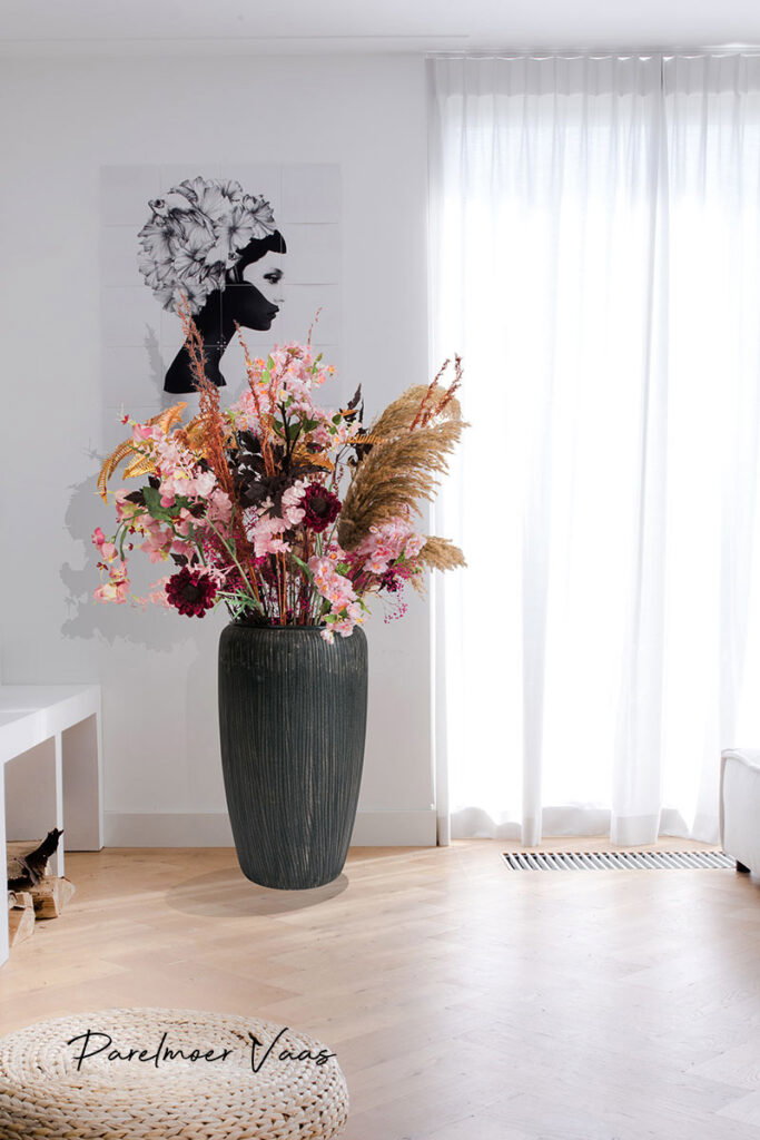 Hoge zwarte vaas met zijden bloemen boeket droogboeket